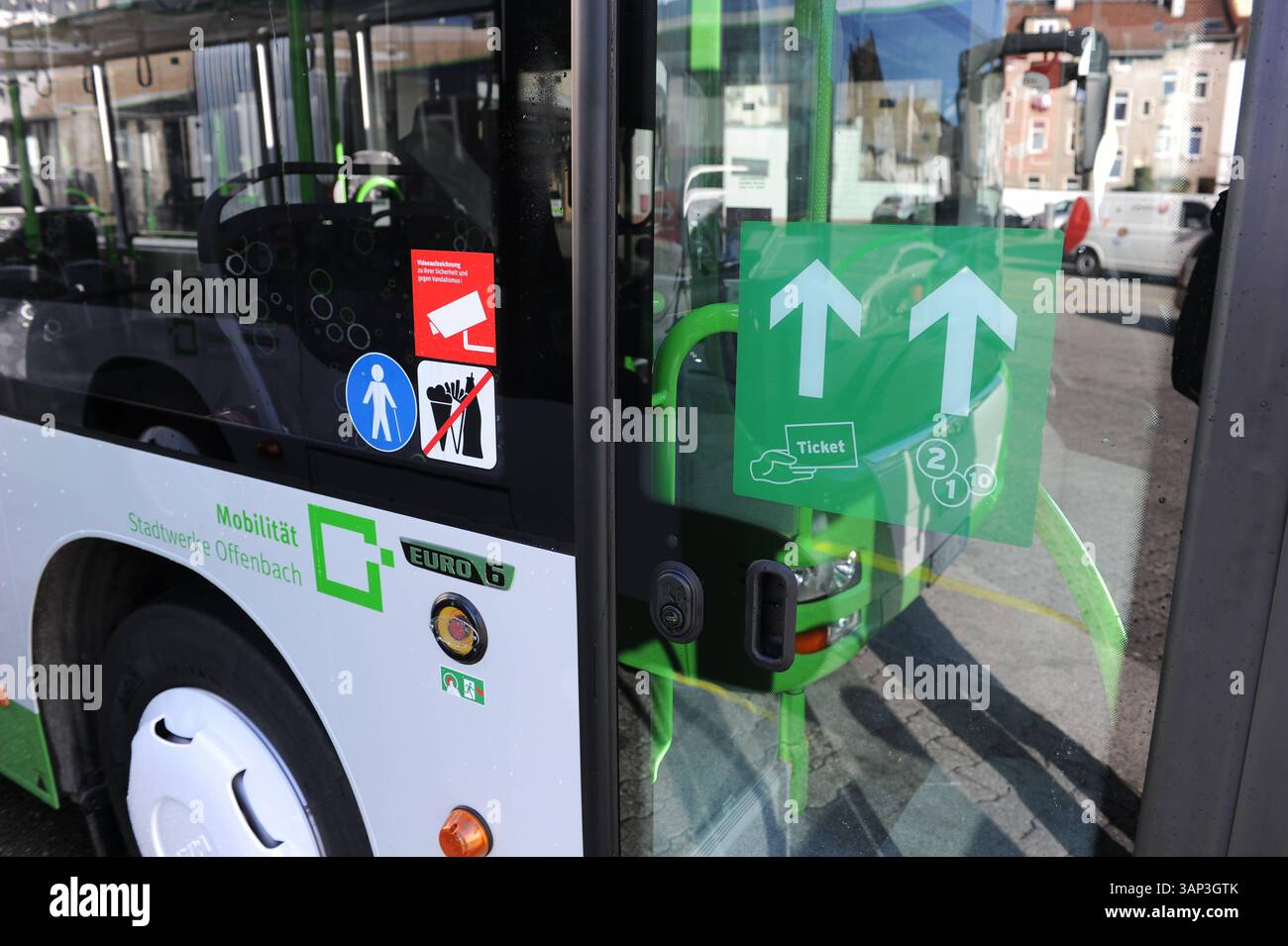 Offenbacher Verkehrs-Betriebe, neue Lackierung der Linien-Busse 03.03. ...