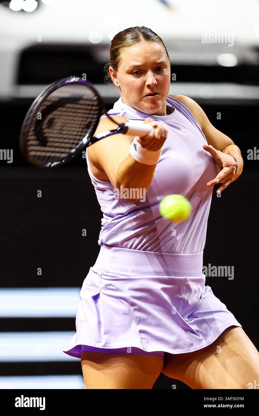 im Bild Jule Niemeier GER [WC] Jule Niemeier GER vs [WC] Laura Siegemund GER GER, Porsche Tennis ...