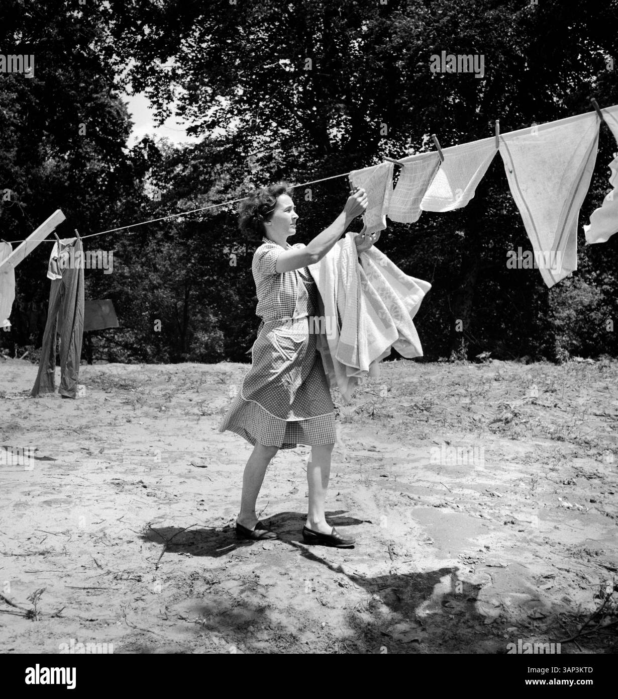 1940s woman from the back hi-res stock photography and images - Alamy