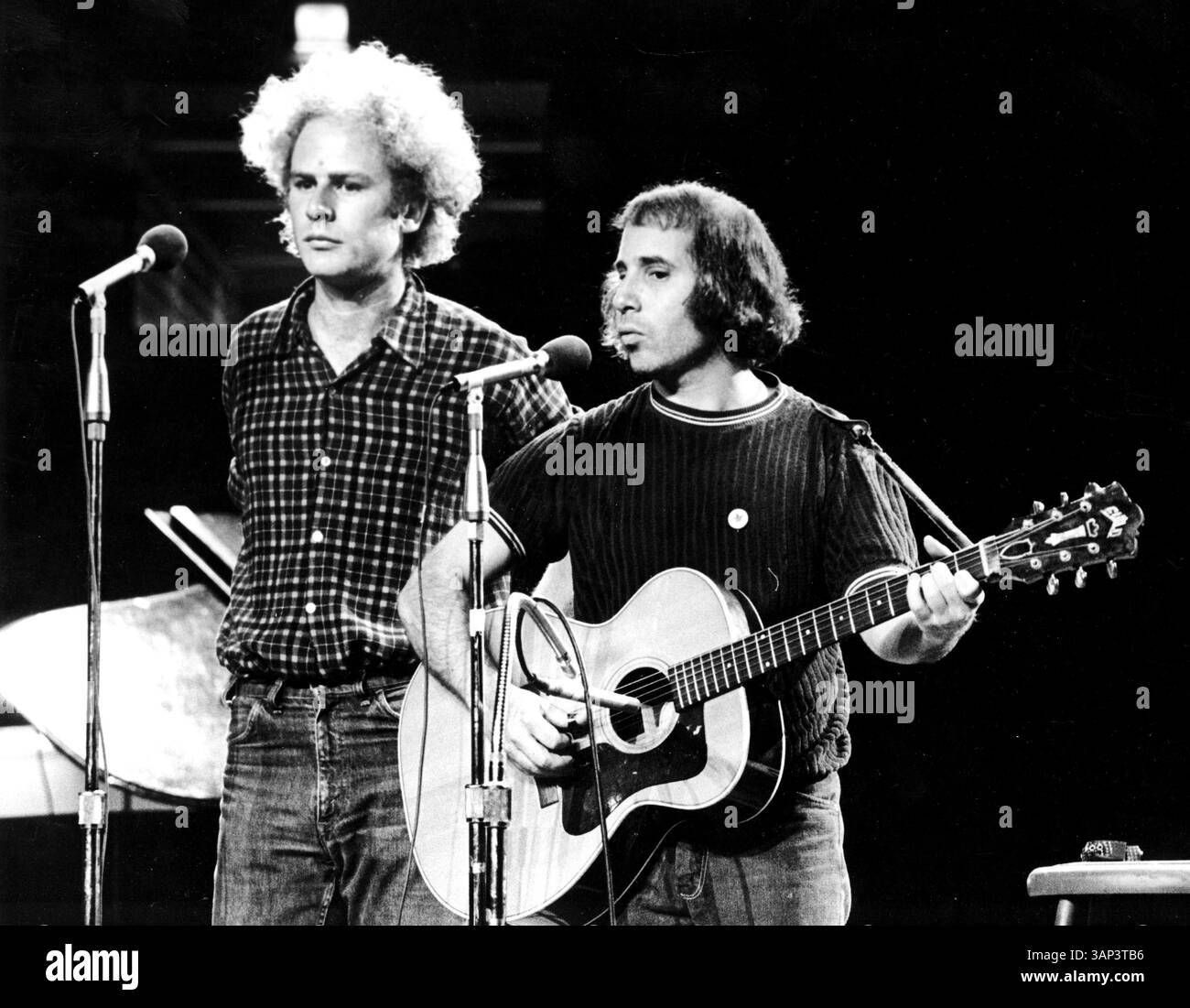 Paul simon art garfunkel 2011 hi-res stock photography and images - Alamy