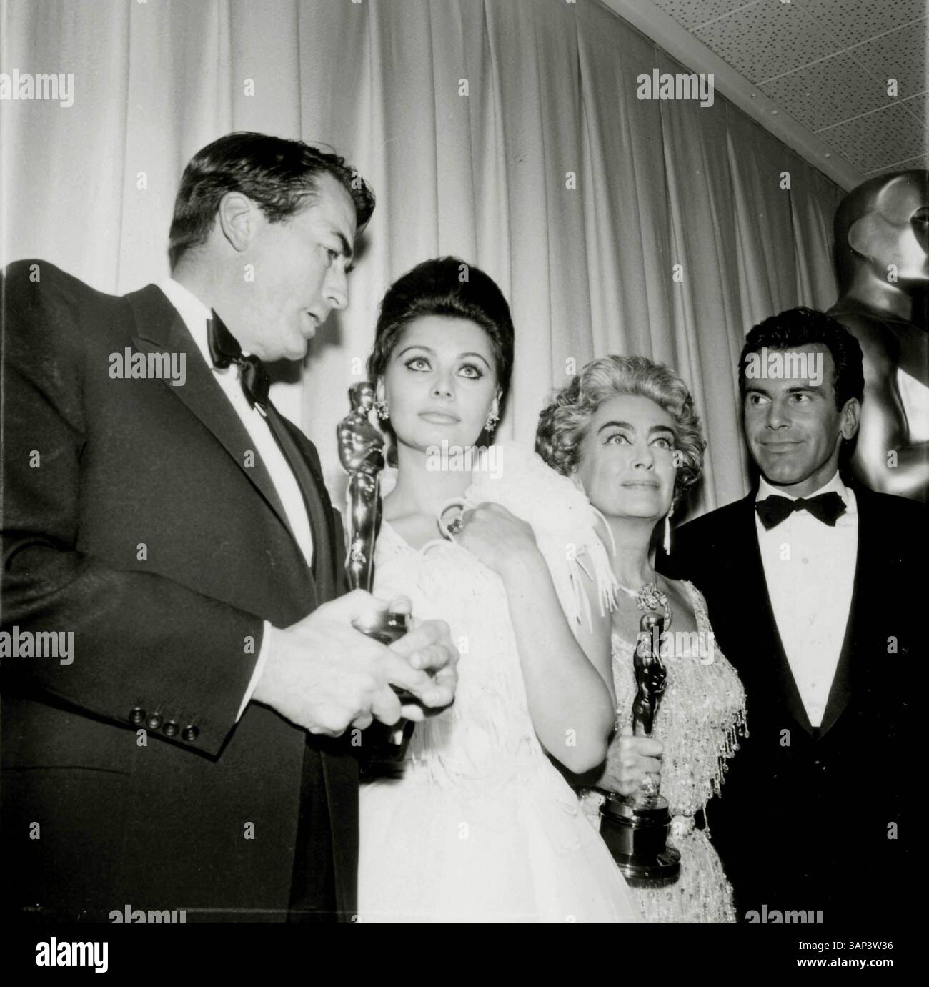 Gregory peck sophia loren oscars hi-res stock photography and images ...