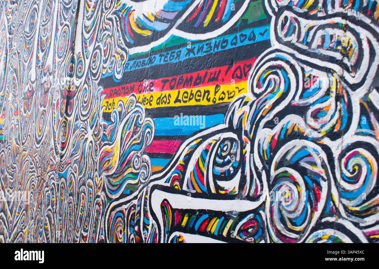 :Berlin Wall. people walking and looking at the Berlin Wall at East ...