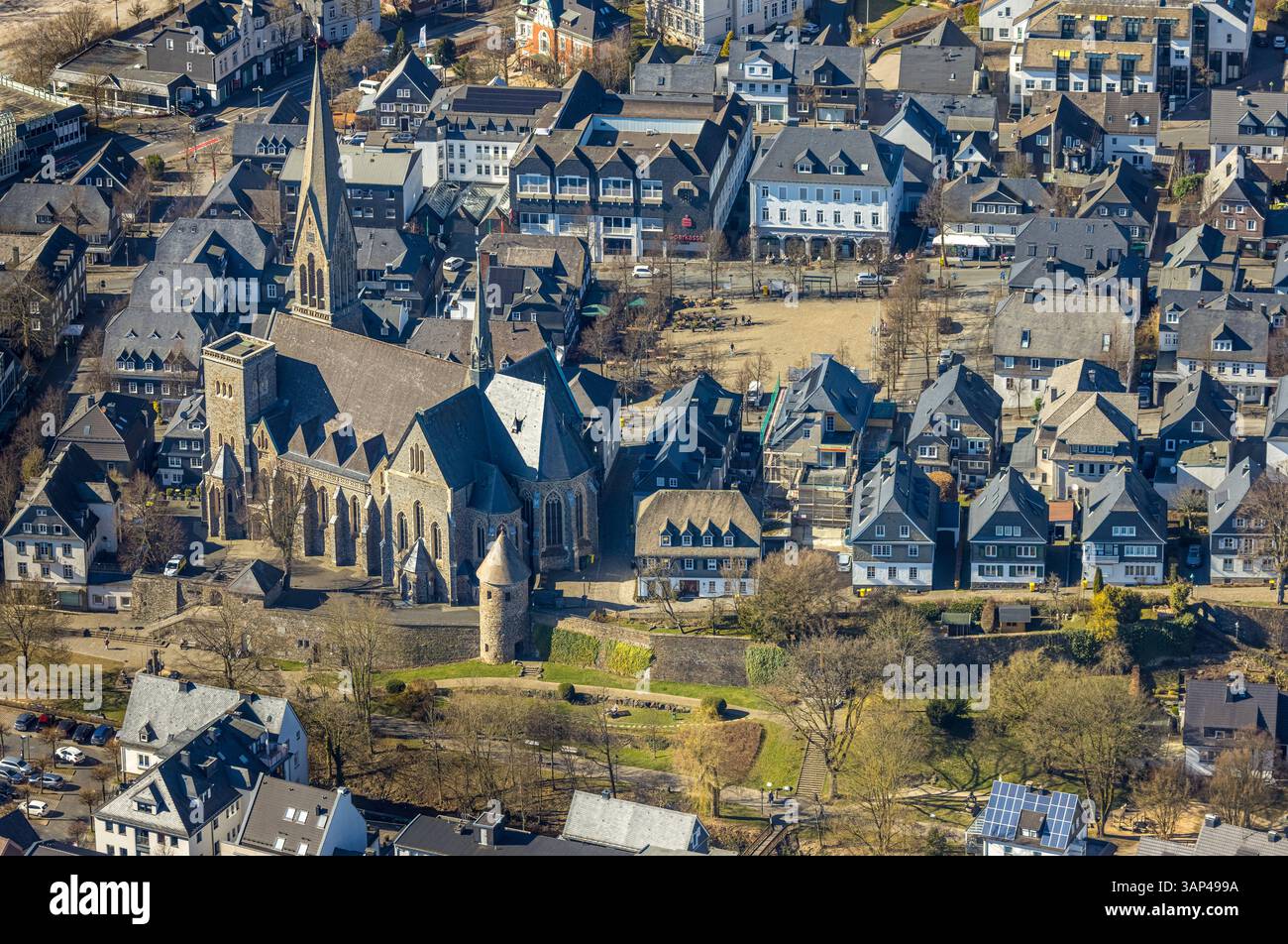 Luftbild, kath. Kirche St. Martinus und Stadtmauer mit Engelsturm, Olpe ...