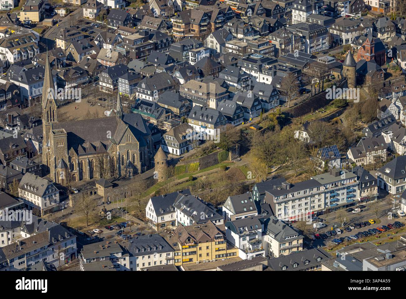 Luftbild, kath. Kirche St. Martinus, Stadtmauer mit Engelsturm und ...