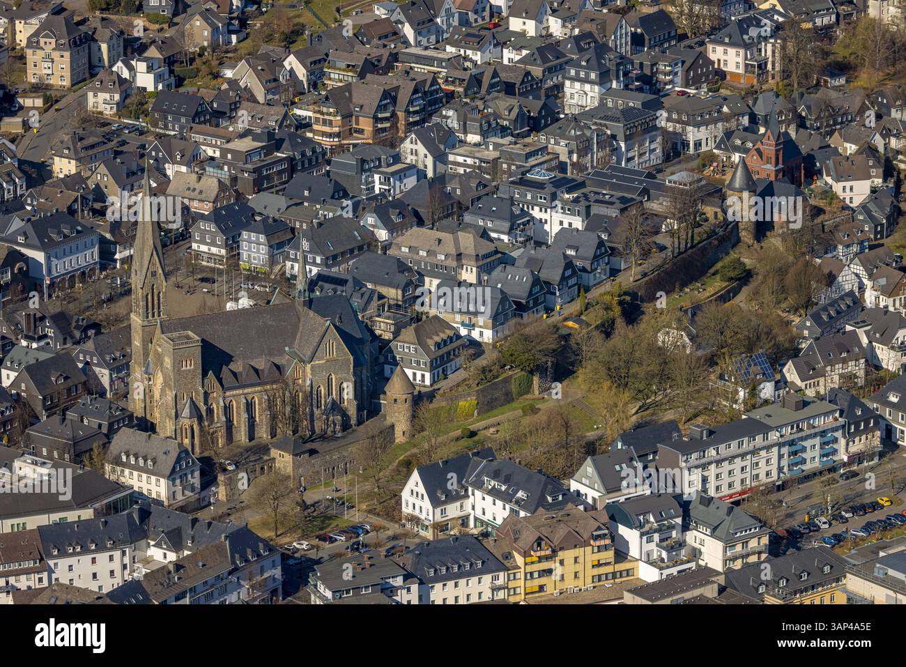 Luftbild, kath. Kirche St. Martinus, Stadtmauer mit Engelsturm und ...