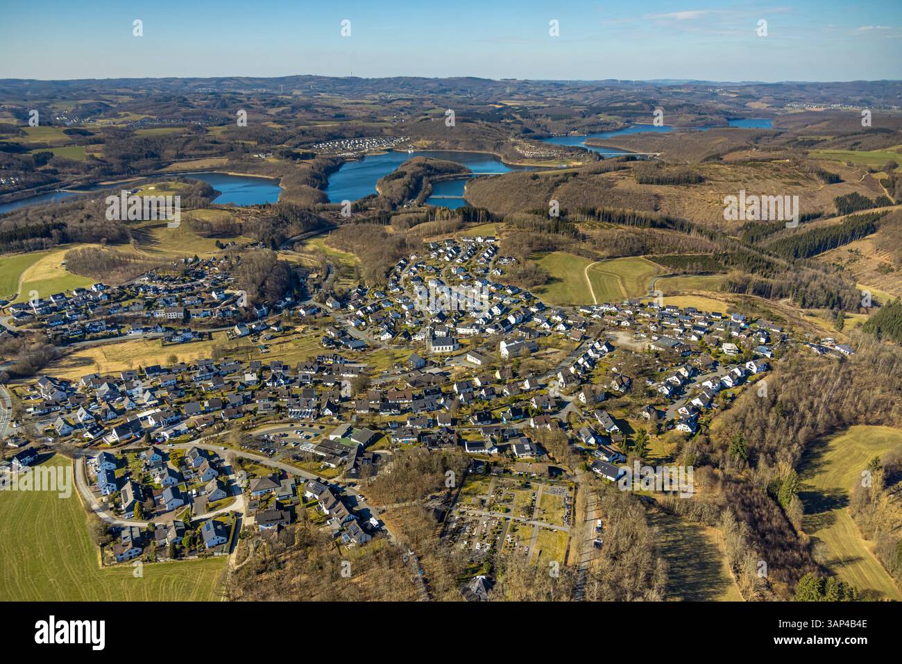 Luftbild, Wohngebiet Ortsansicht Rohde und Biggesee Talsperre ...