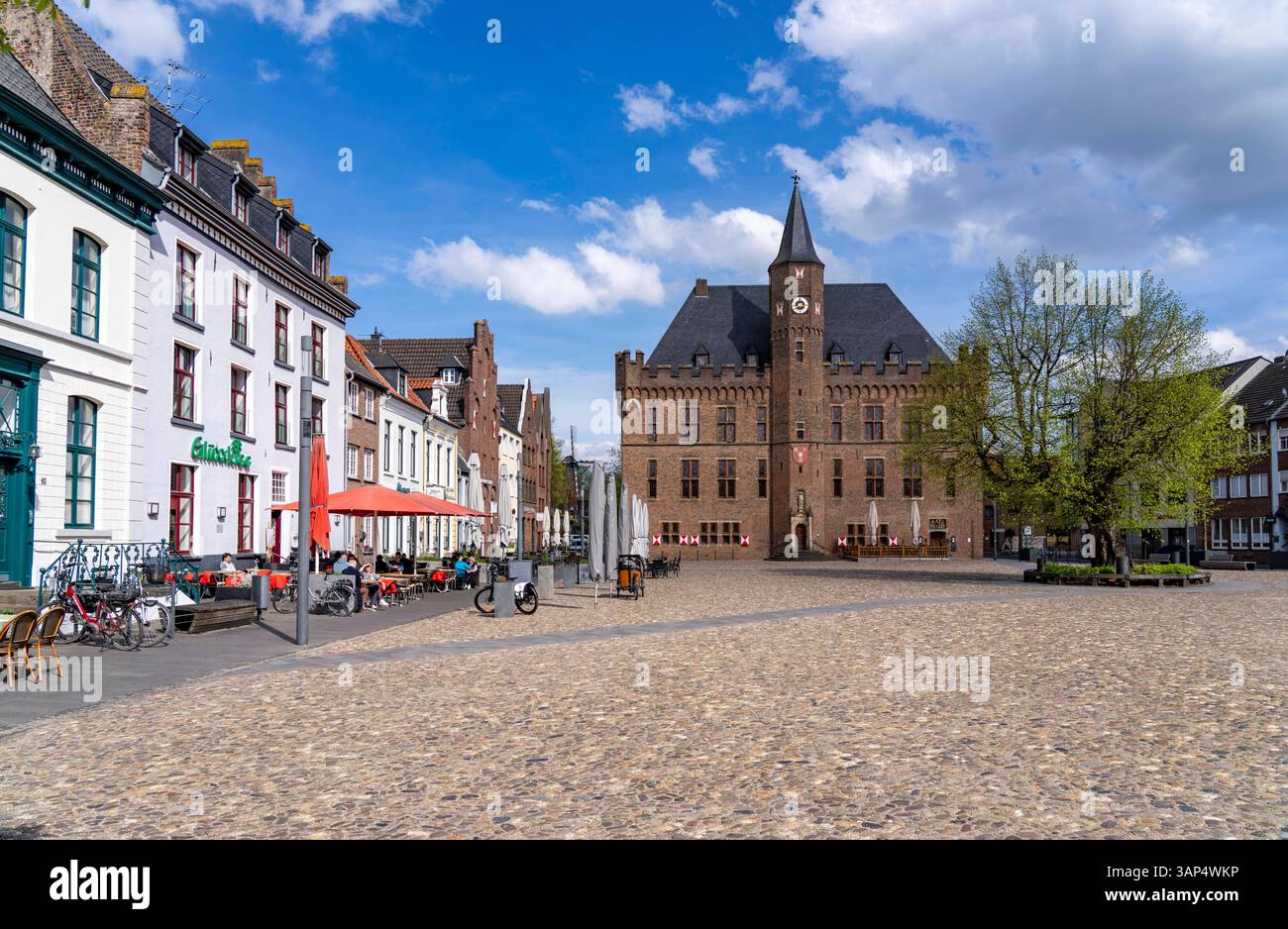 Die Altstadt von Kalkar, Marktplatz am Rathaus, Kreis Kleve, Baum ...