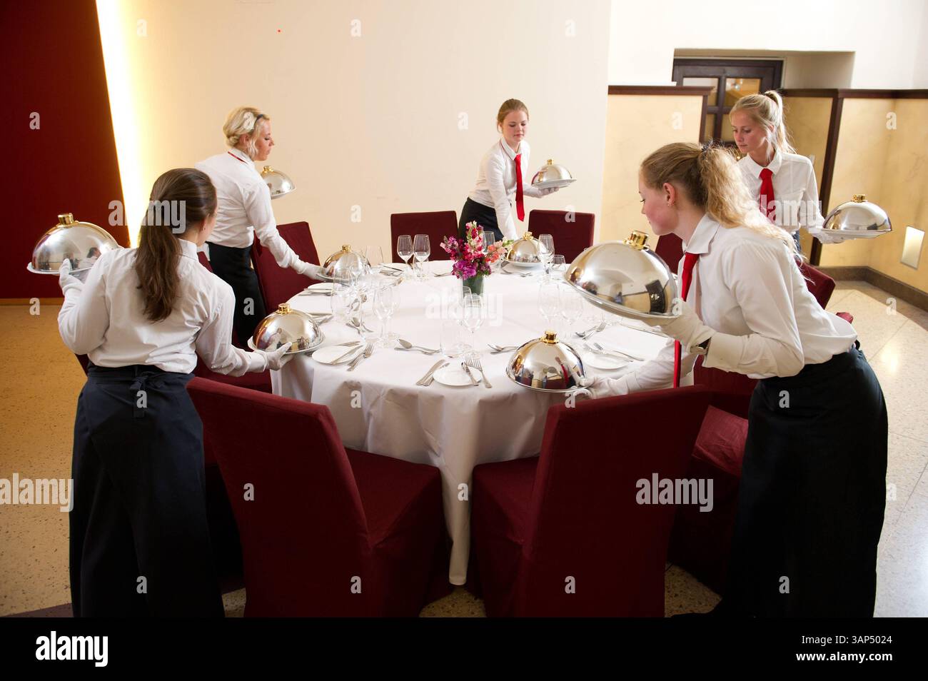 25 Kellner aus dem Restaurant Opera proben klassischen Clochen-Service ...