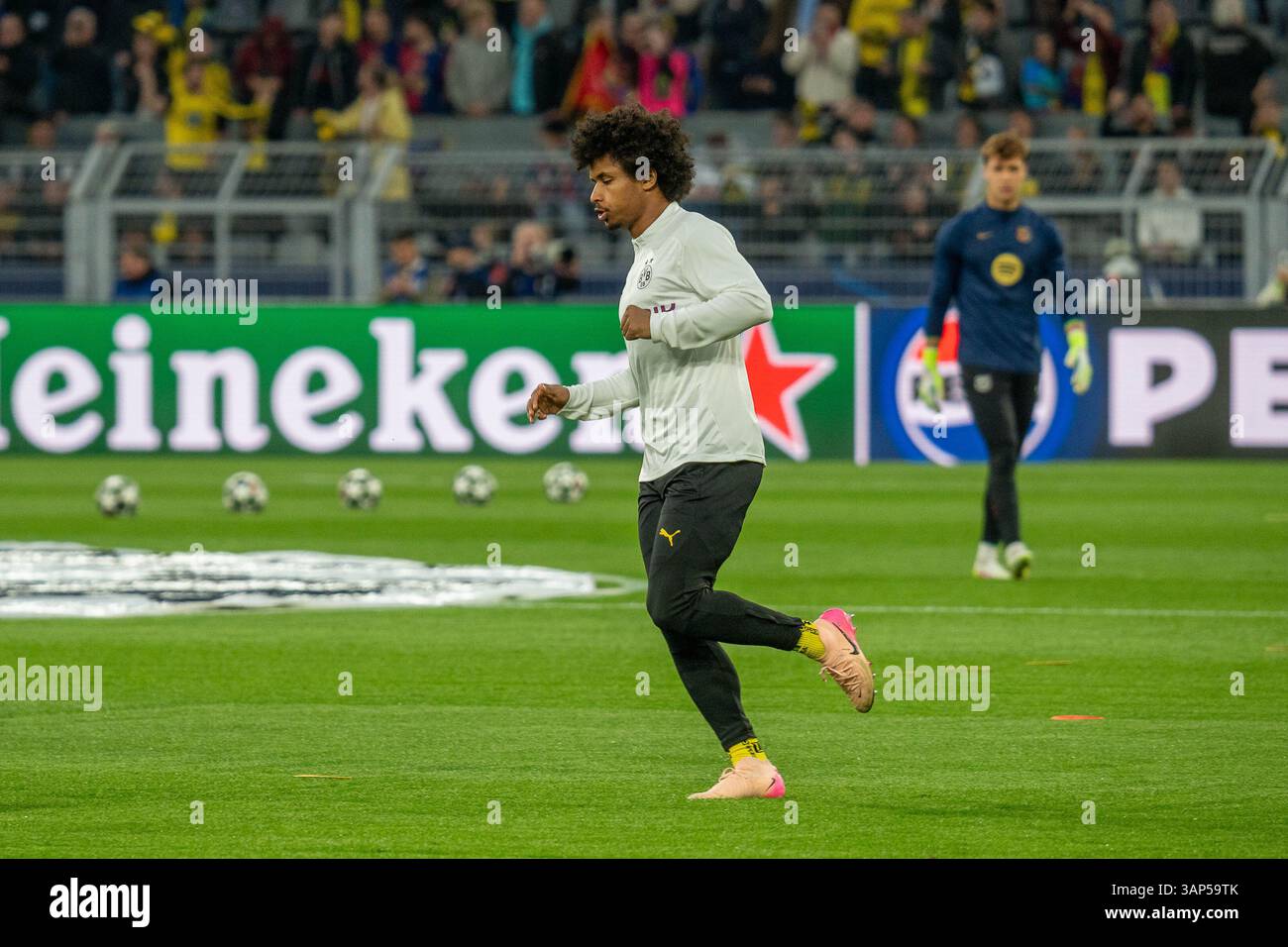 Dortmund, Deutschland. 15th Apr, 2025. Karim Adeyemi (Borussia Dortmund 09, #27) macht sich warm ...