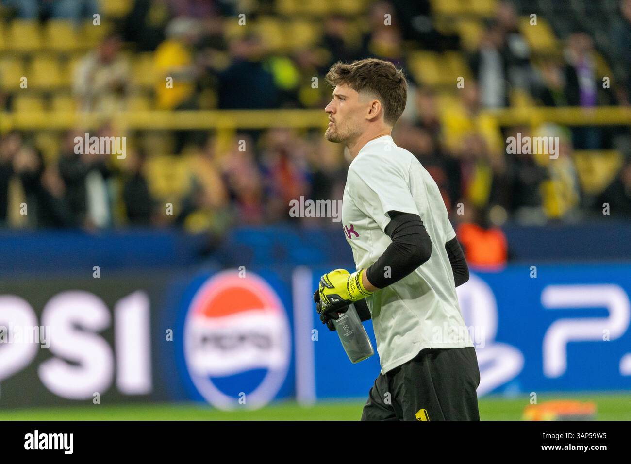 Dortmund, Deutschland. 15th Apr, 2025. Gregor Kobel (Borussia Dortmund ...