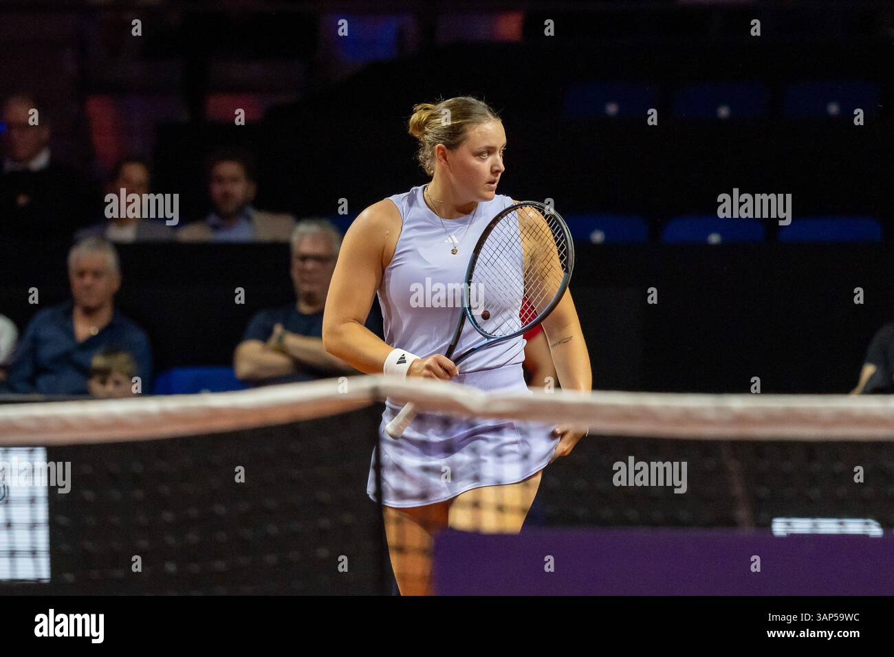 Jule Niemeier blickt regelmaessig zu ihrem Coach, Jule Niemeier vs. Laura Siegemund, Tennis ...