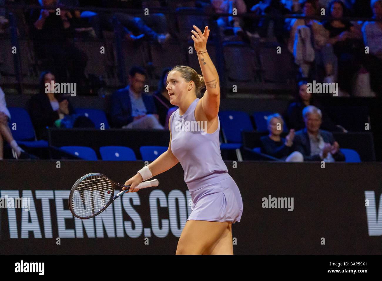 Jule Niemeier freut sich ueber den Gewinn des zweiten Satzes, Jule Niemeier vs. Laura Siegemund ...