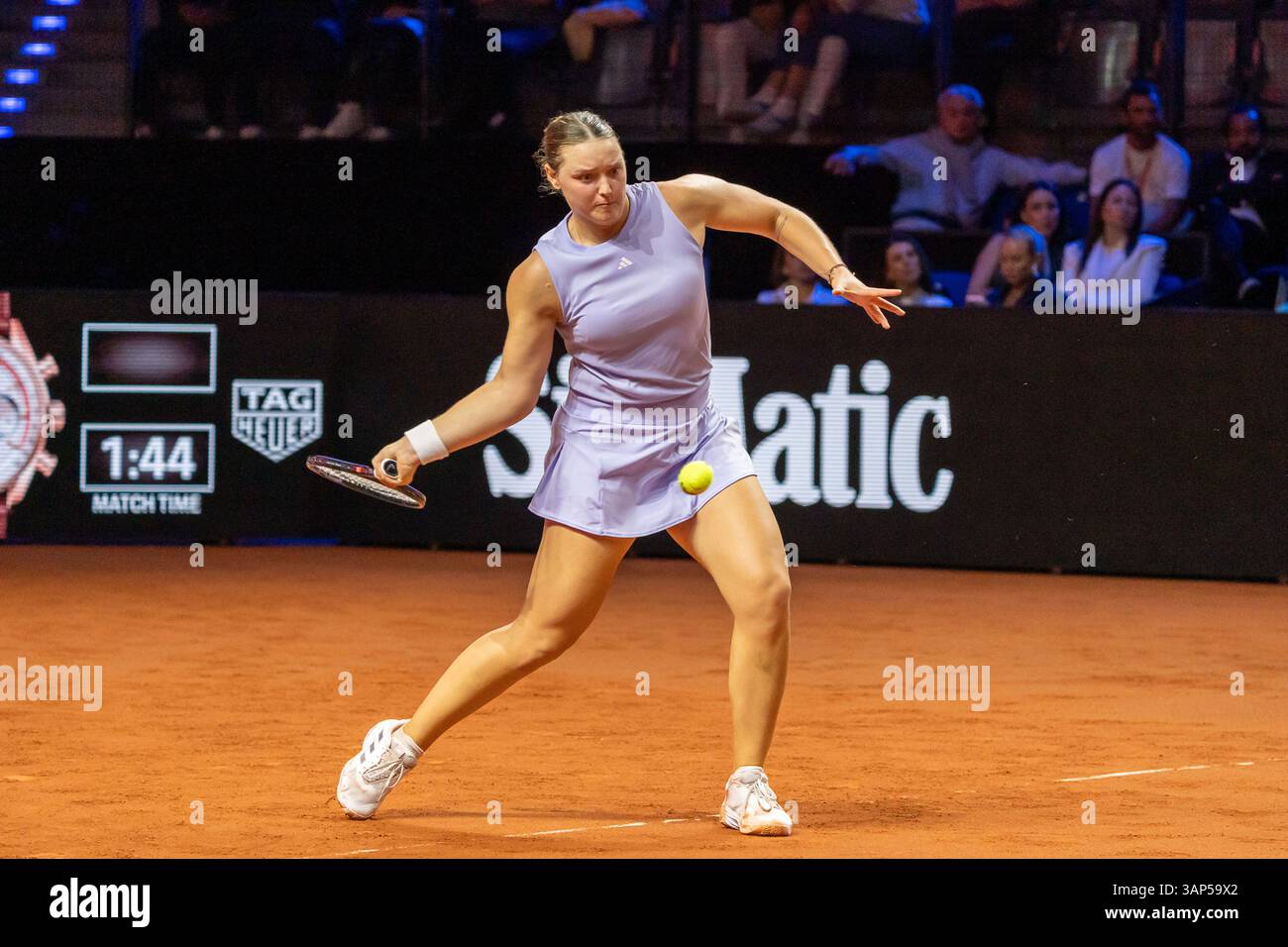 Jule Niemeier schlaegt den Ball mit der Vorhand, Jule Niemeier vs. Laura Siegemund, Tennis ...