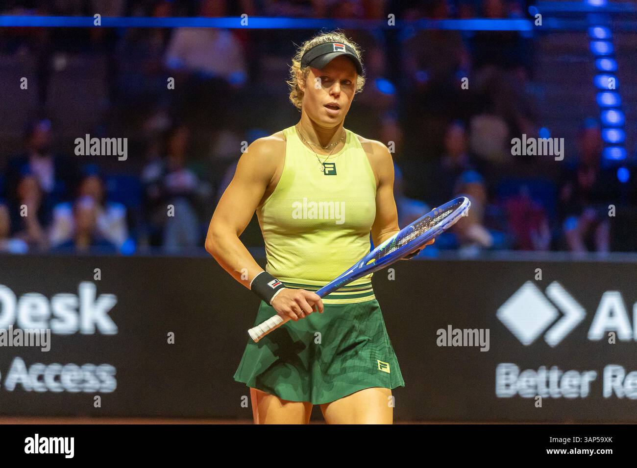 Stuttgart, Deutschland. 15th Apr, 2025. Laura Siegemund blickt zu ihrem Trainer, Jule Niemeier ...