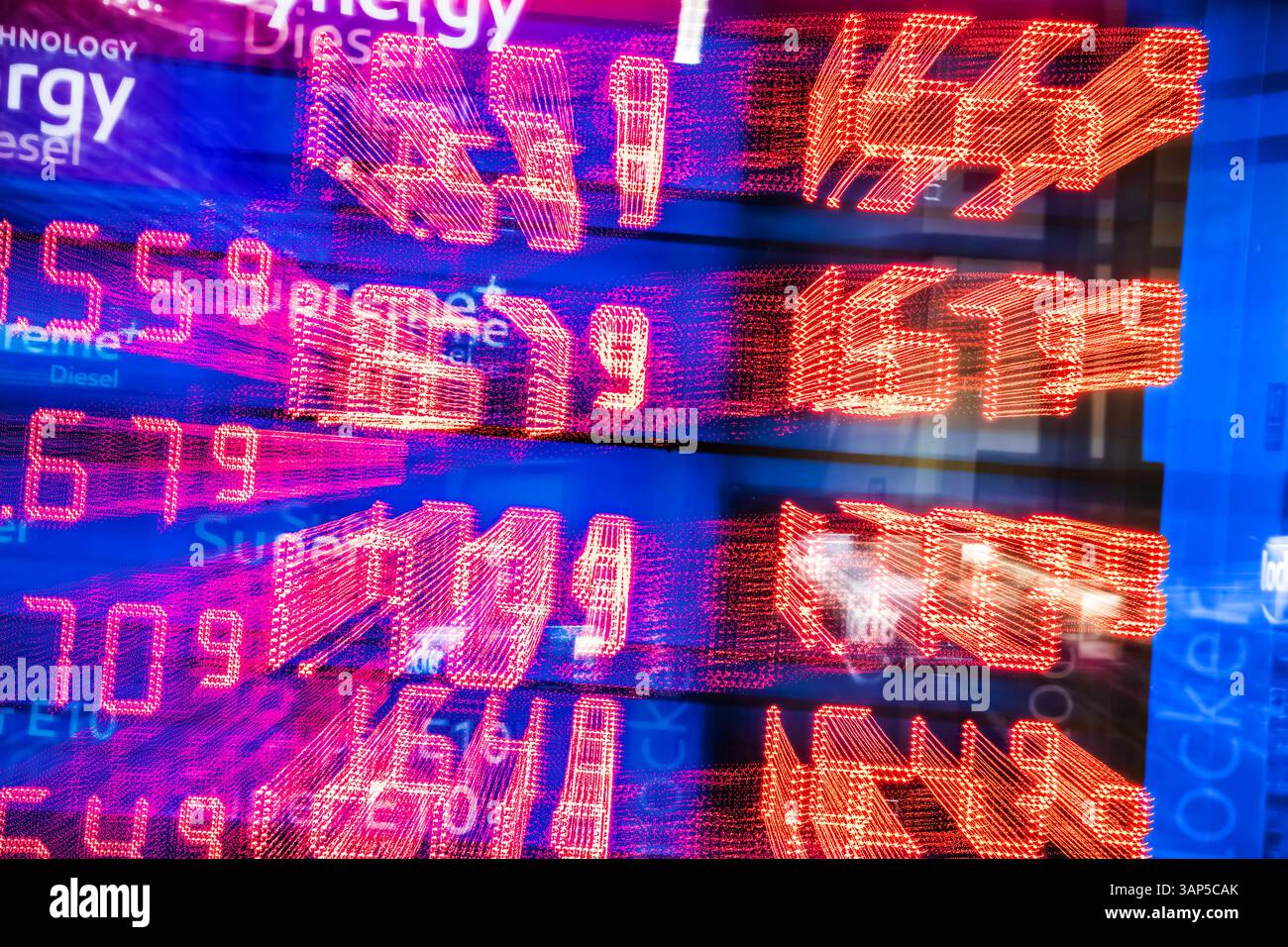 Benzinpreise, Anzeigetafel an einer Tankstelle, abends, München, April ...
