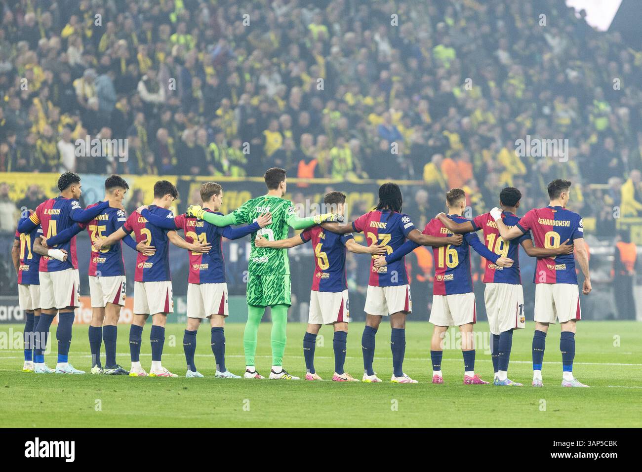 Dortmund, Deutschland. 15th Apr, 2025. FC Barcelona Schweigeminute ...
