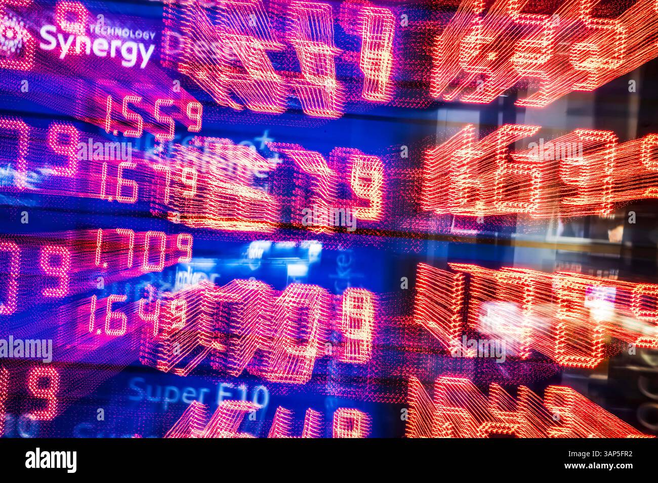 Benzinpreise, Anzeigetafel an einer Tankstelle, abends, München, April ...