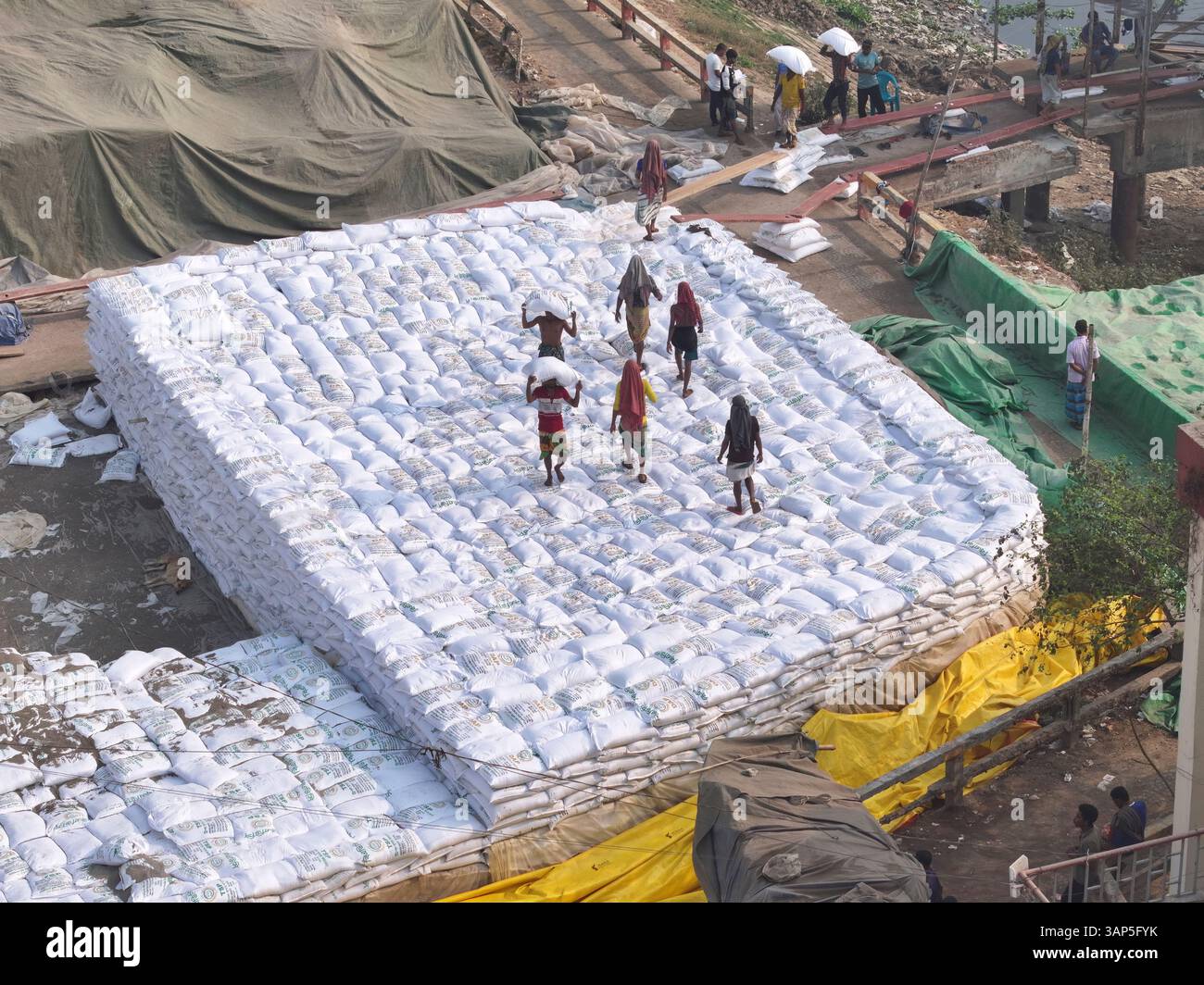 Sabhar, Bangladesch - 22 February 2025: Aerial view of workers sorting ...