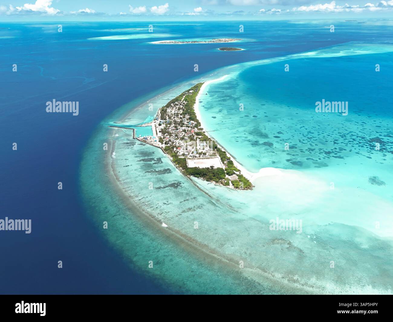 Aerial view of turquoise atoll islands and crystal clear ocean, Haa ...