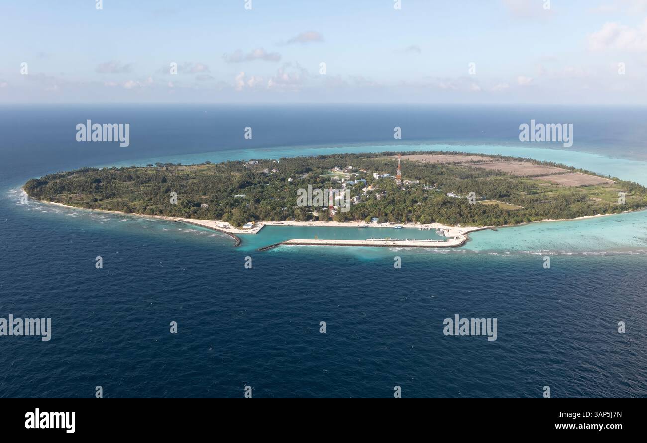 Aerial view of turquoise waters surrounding Thoddoo town, Alif Alif ...
