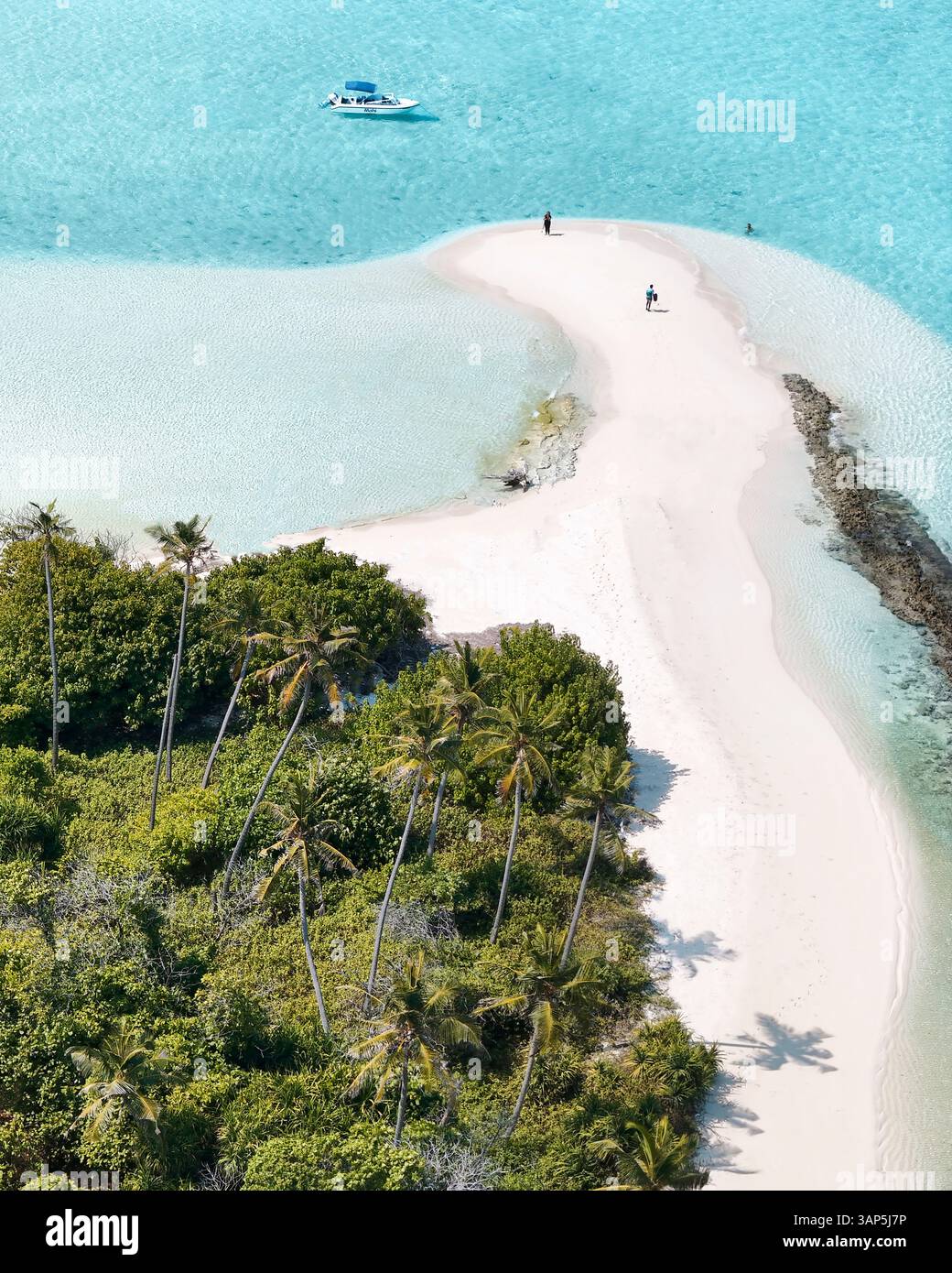 Aerial view of turquoise waters surrounding Innafinolhu Island ...