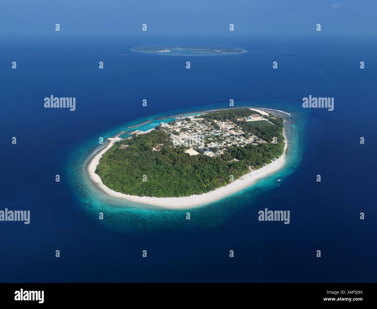 Aerial view of turquoise waters and sandy beaches in Muraidhoo, Haa Dhaalu Atoll, Maldives Stock ...