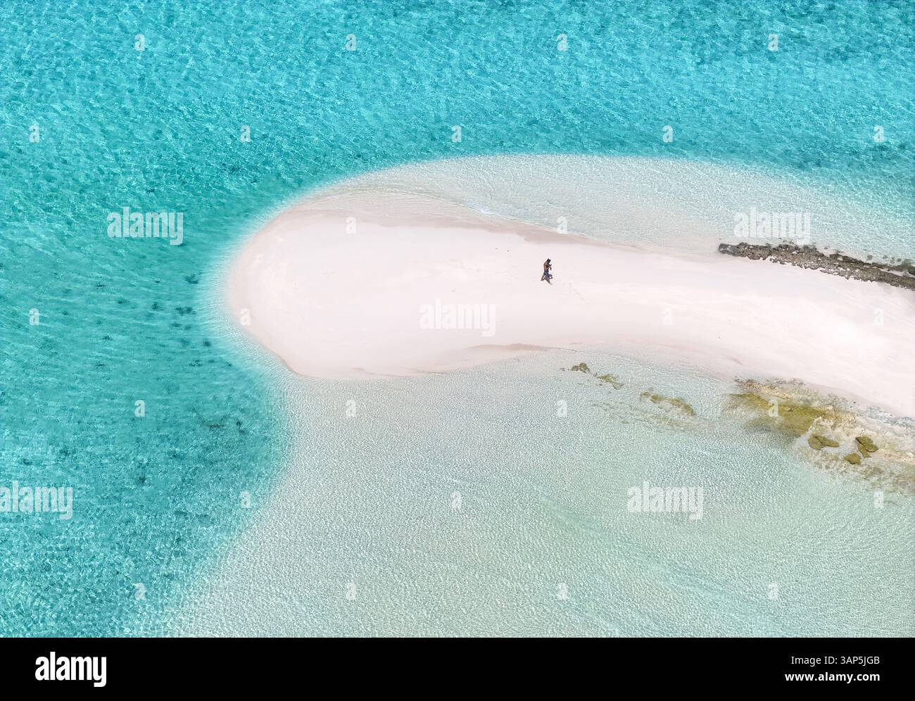 Aerial view of turquoise ocean surrounding Innafinolhu Island, Haa Alif ...