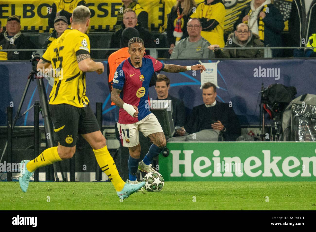 Dortmund, Deutschland. 15th Apr, 2025. Zweikampf zwischen Raphinha (FC Barcelona, #11) und ...