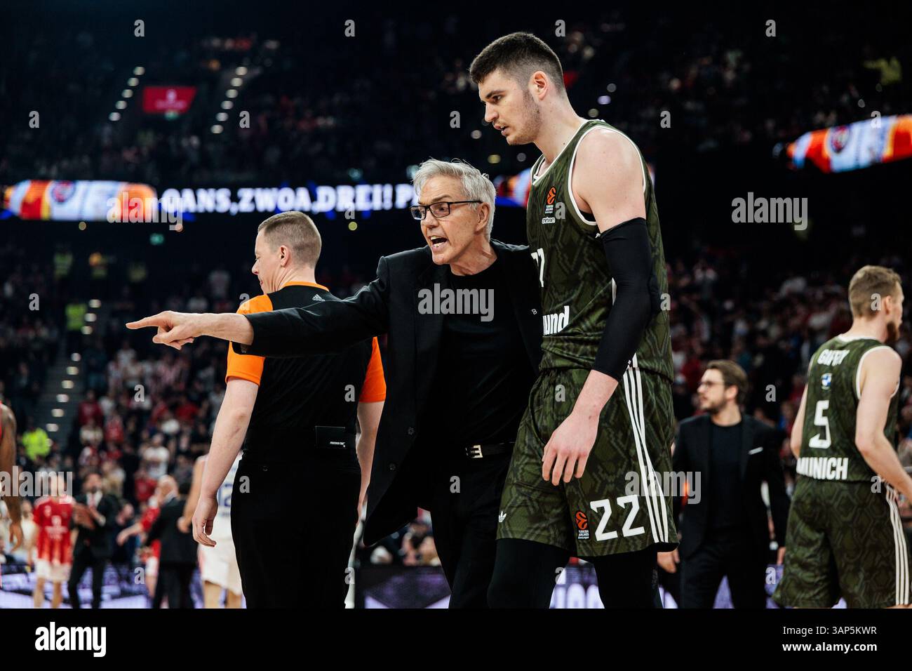 Gordon Herbert (Headcoach FC Bayern M?nchen) coacht Danko Brankovic (FC Bayern M?nchen, 22 ...