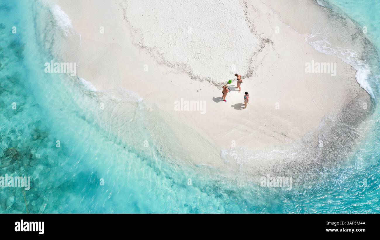 Aerial view of a sandbank, North Malé Atoll, Maldives, Indian Ocean with people sunbathing Stock ...