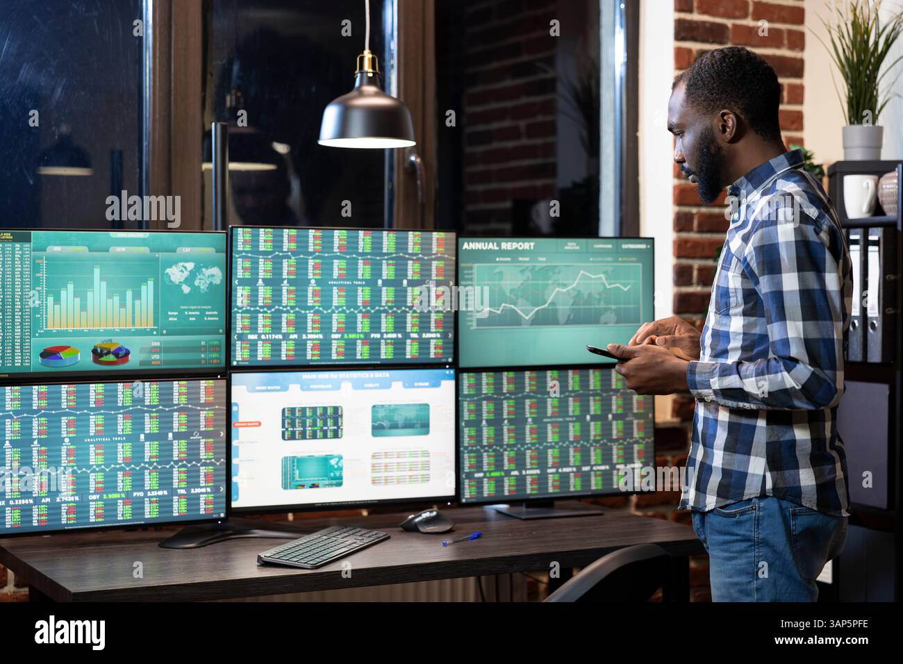 Displaying analyst holding tablet hi-res stock photography and images ...