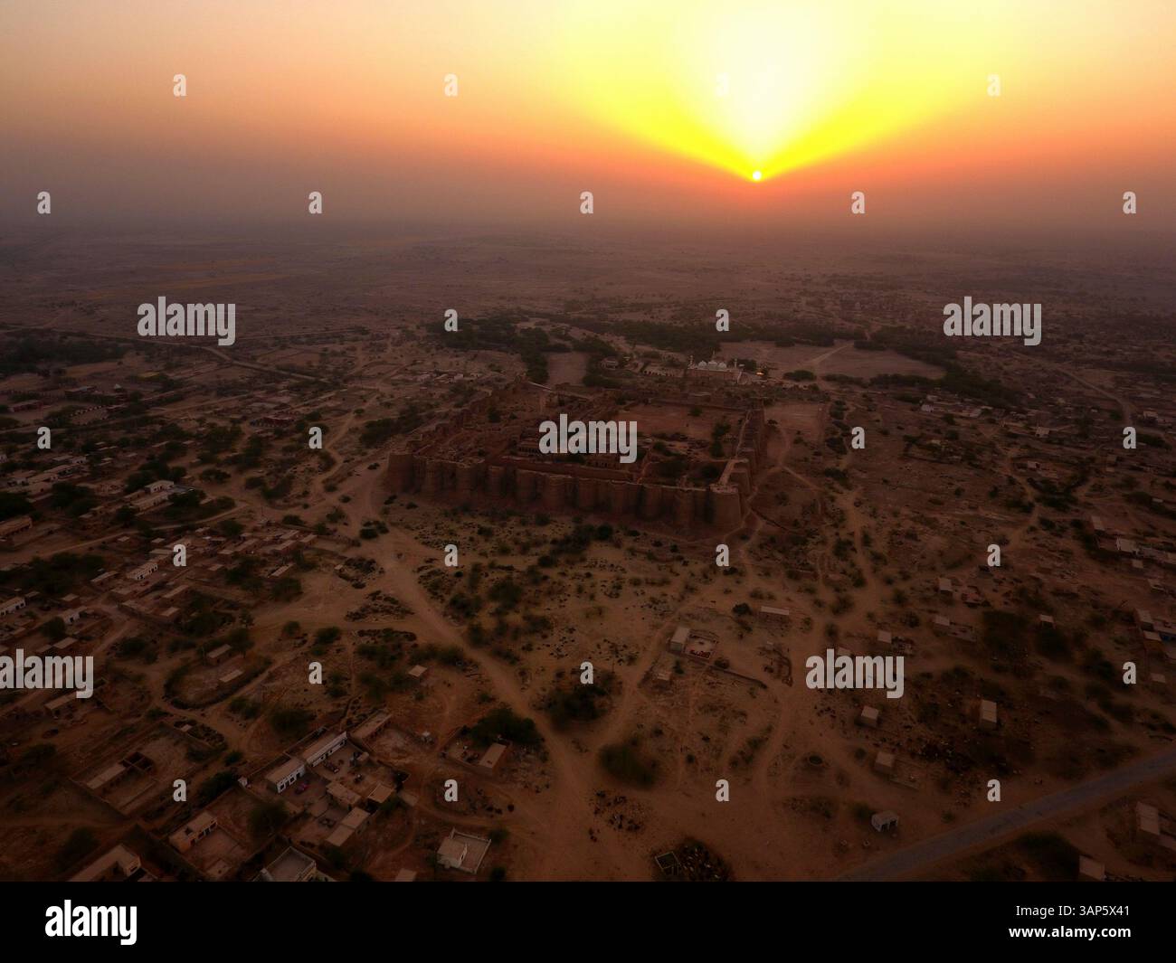 Aerial view of sunset over Shah Abbasi Jamia Masjid Fort in desert ...