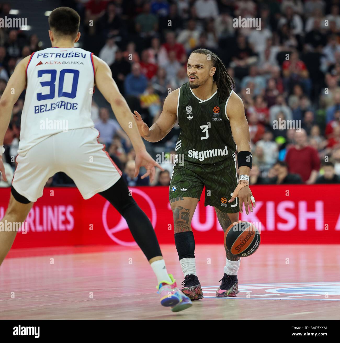 Carsen Edwards (FC Bayern Basketball, #03) mit Ball mit Filip Petrusev ...