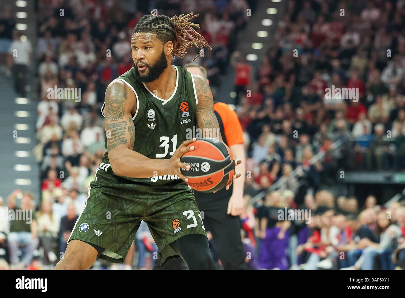 Muenchen, Deutschland. 15th Apr, 2025. Devin Booker (FC Bayern ...