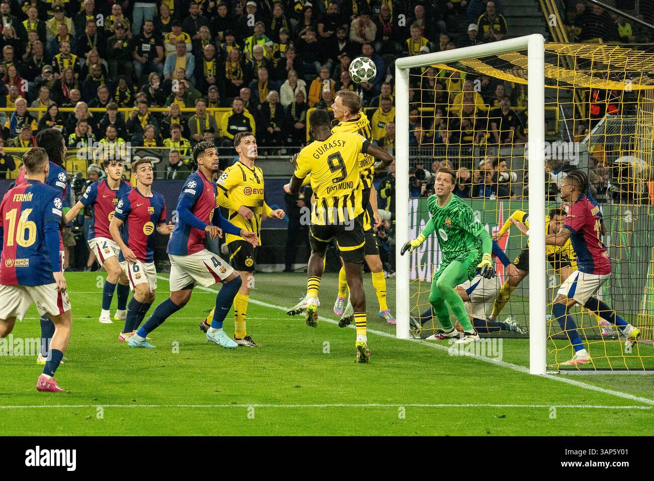 Kopfballtor zum 2:0 durch Serhou Yadaly Guirassy (Borussia Dortmund 09 ...