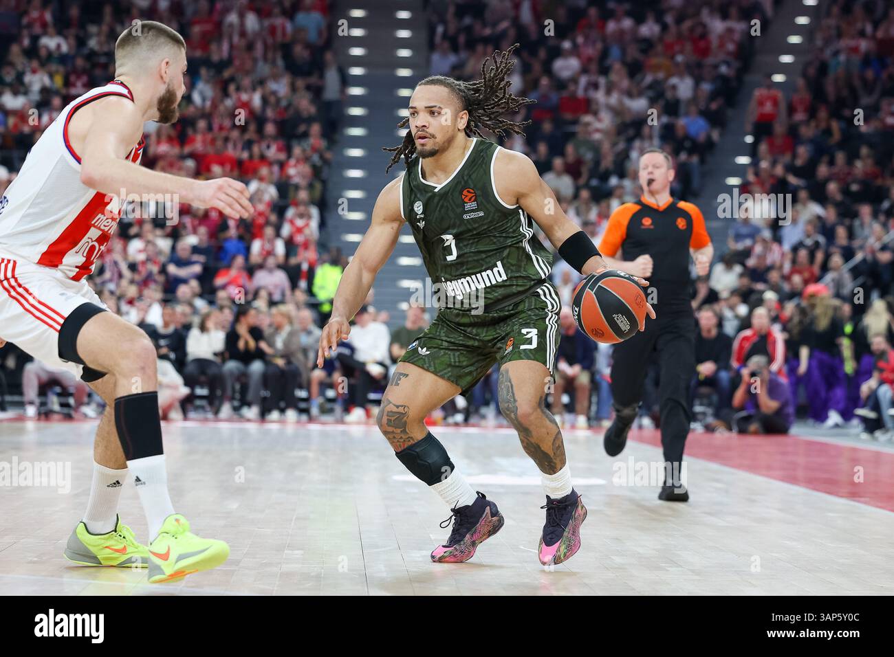 Muenchen, Deutschland. 15th Apr, 2025. Carsen Edwards (FC Bayern ...