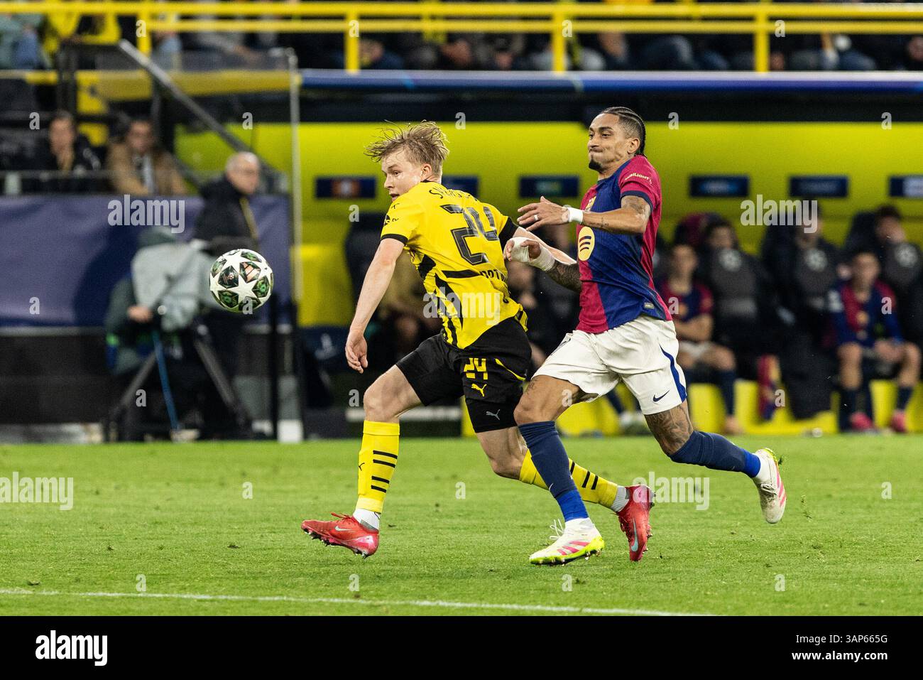 Dortmund, Deutschland. 15th Apr, 2025. Raphinha (FC Barcelona, 11), Daniel Svennson (Borussia ...