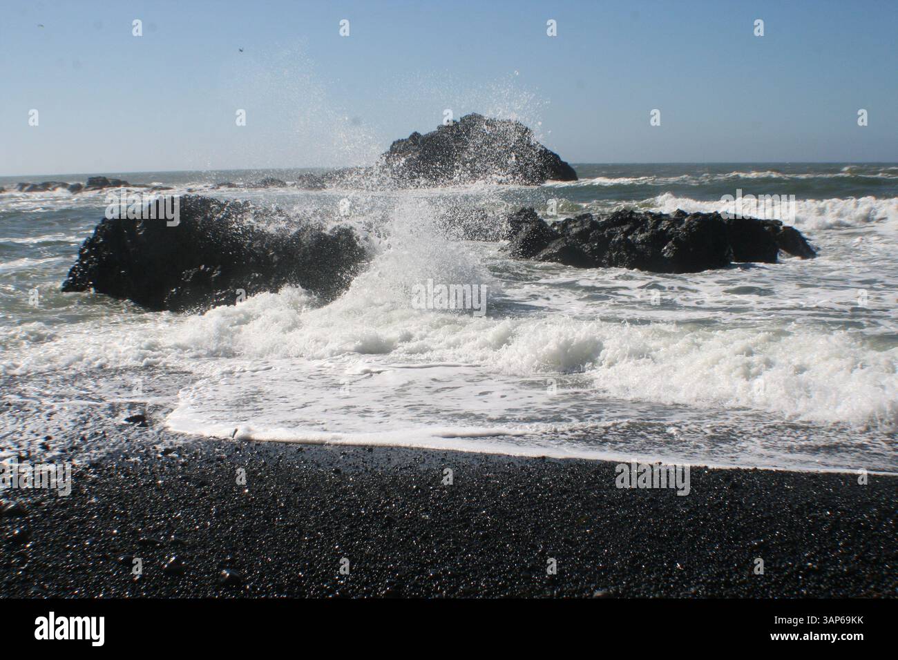 Waves crash ocean city hi-res stock photography and images - Alamy