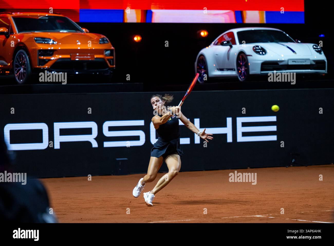 Emma Navarro (USA) im Bild am Ball, Emma Navarro (USA) vs Beatriz Haddad Maia (Brasilien), Runde ...