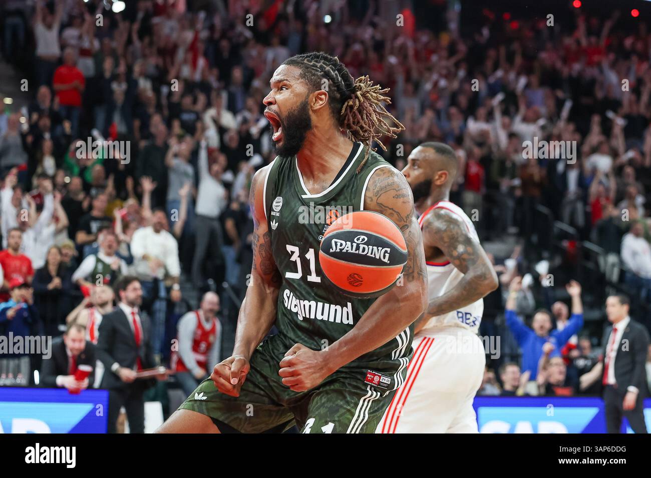 Muenchen, Deutschland. 15th Apr, 2025. Devin Booker (FC Bayern ...