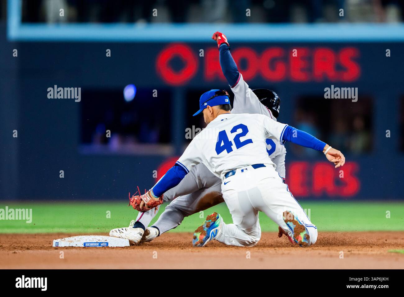 Toronto, Canada. 15th Apr, 2025. Atlanta Braves Nick Allen (back) is ...