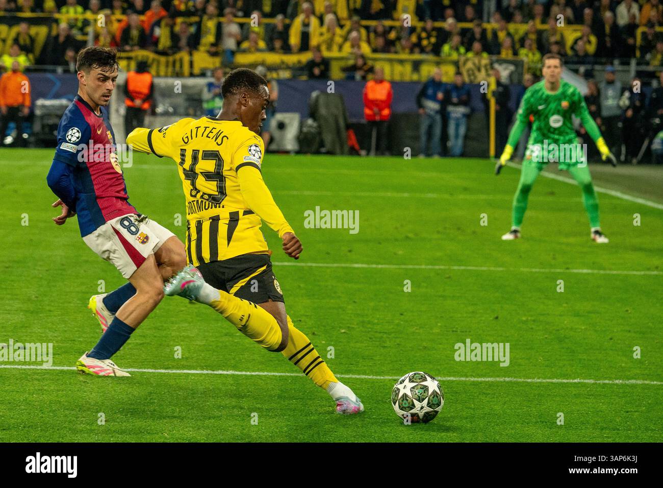 Dortmund, Deutschland. 15th Apr, 2025. Torschuss Jamie Gittens (Borussia Dortmund 09, #43, GER ...