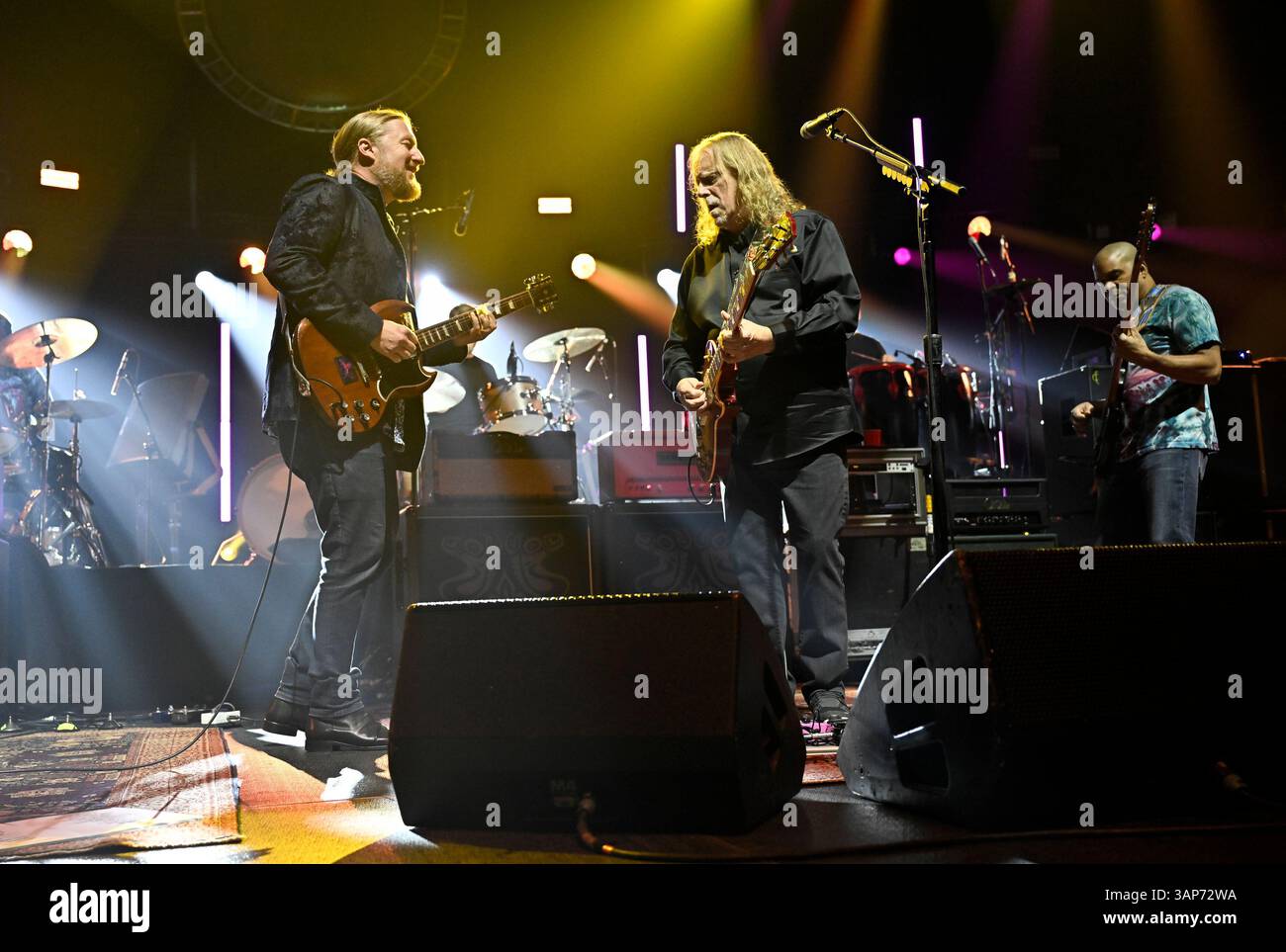 Derek Trucks, left, and Warren Haynes of The Brothers perform at ...