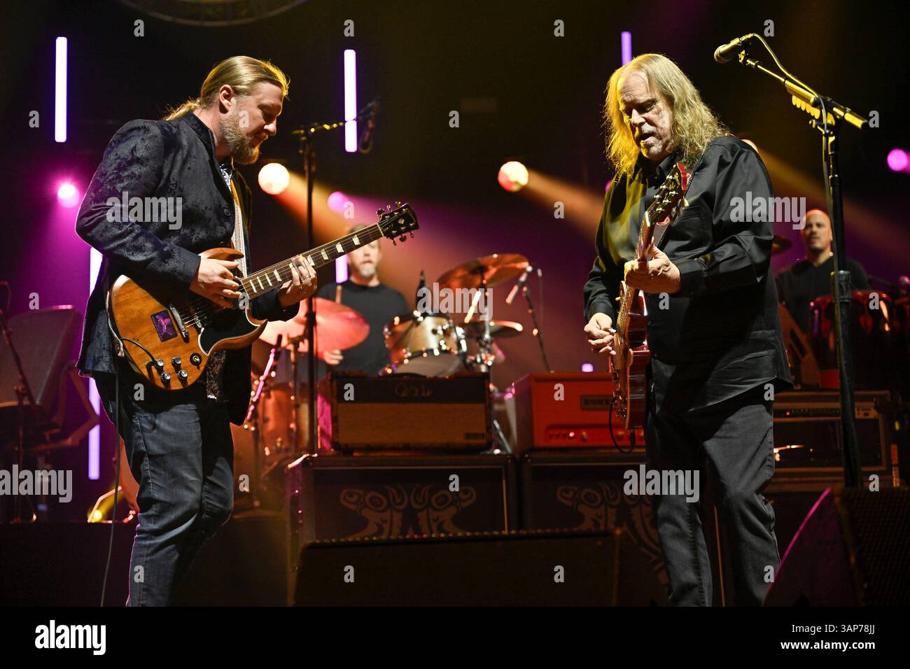 Derek Trucks, left, and Warren Haynes of The Brothers perform at ...