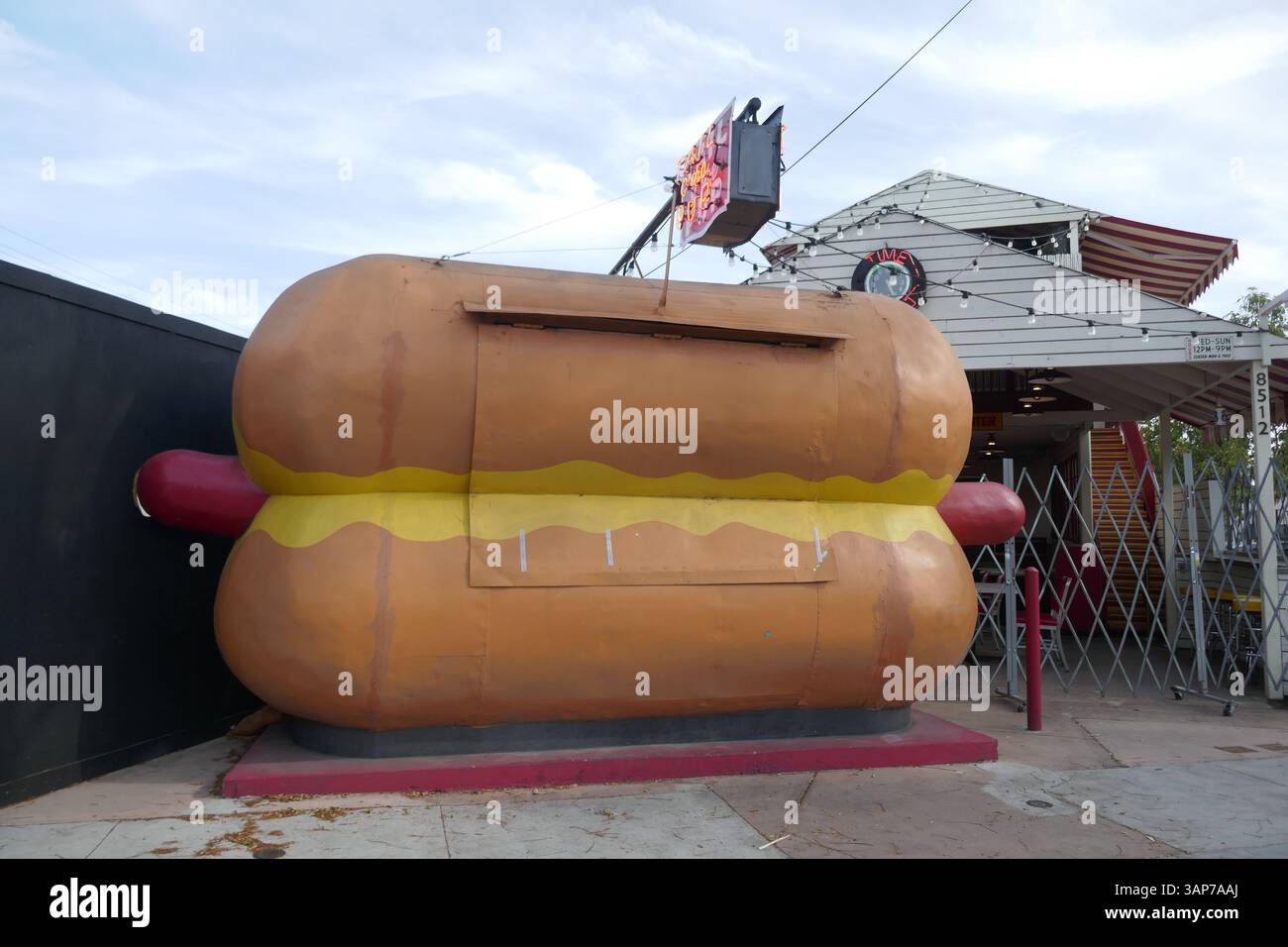 Los Angeles, California, USA 15th April 2025 Tail OÕ the Pup Hot Dog ...
