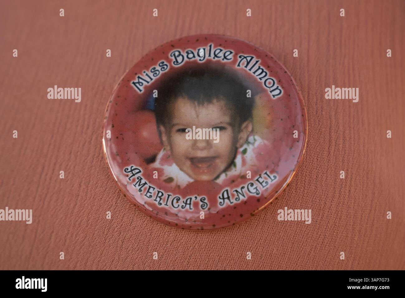 Aren Almon wears a button with a photo of her daughter Baylee Almon ...