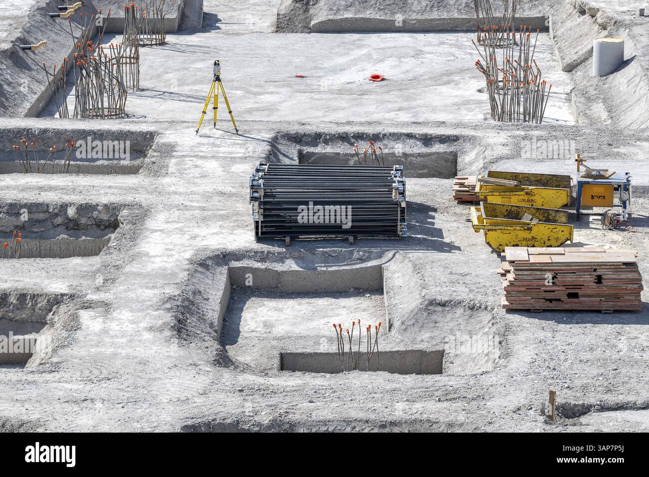 Construction site Building material Stock Photo - Alamy