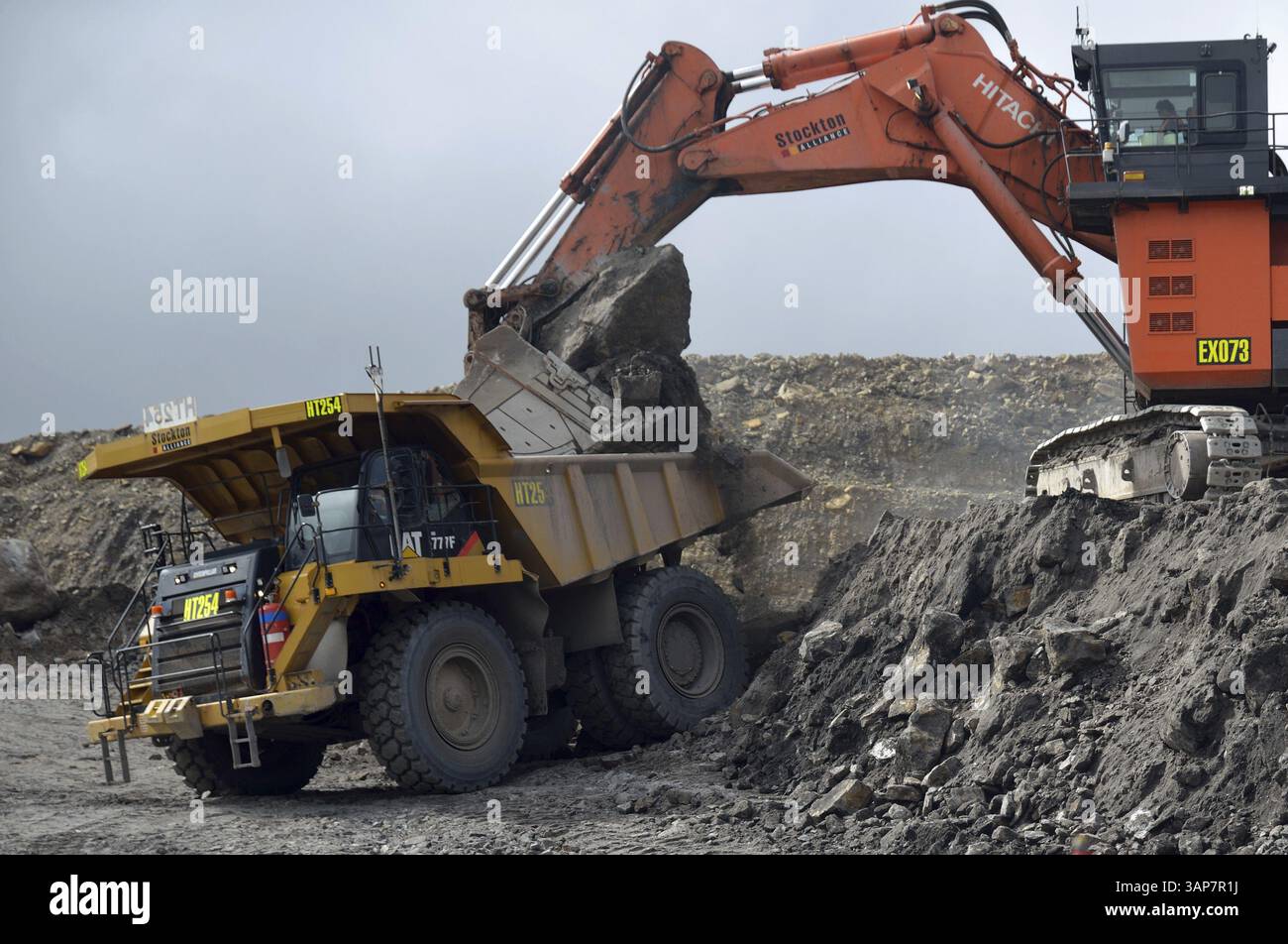 190 ton digger loading a 130 ton tiptruck at Stockton open cast coal ...
