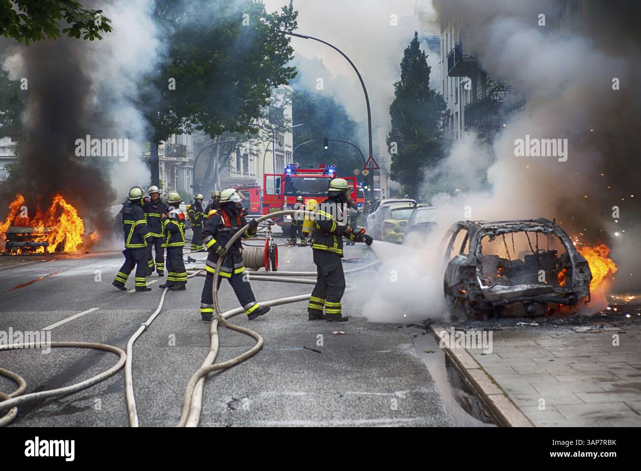 Fire brigade extinguishes burning cars on the Elbchaussee in Hamburg ...