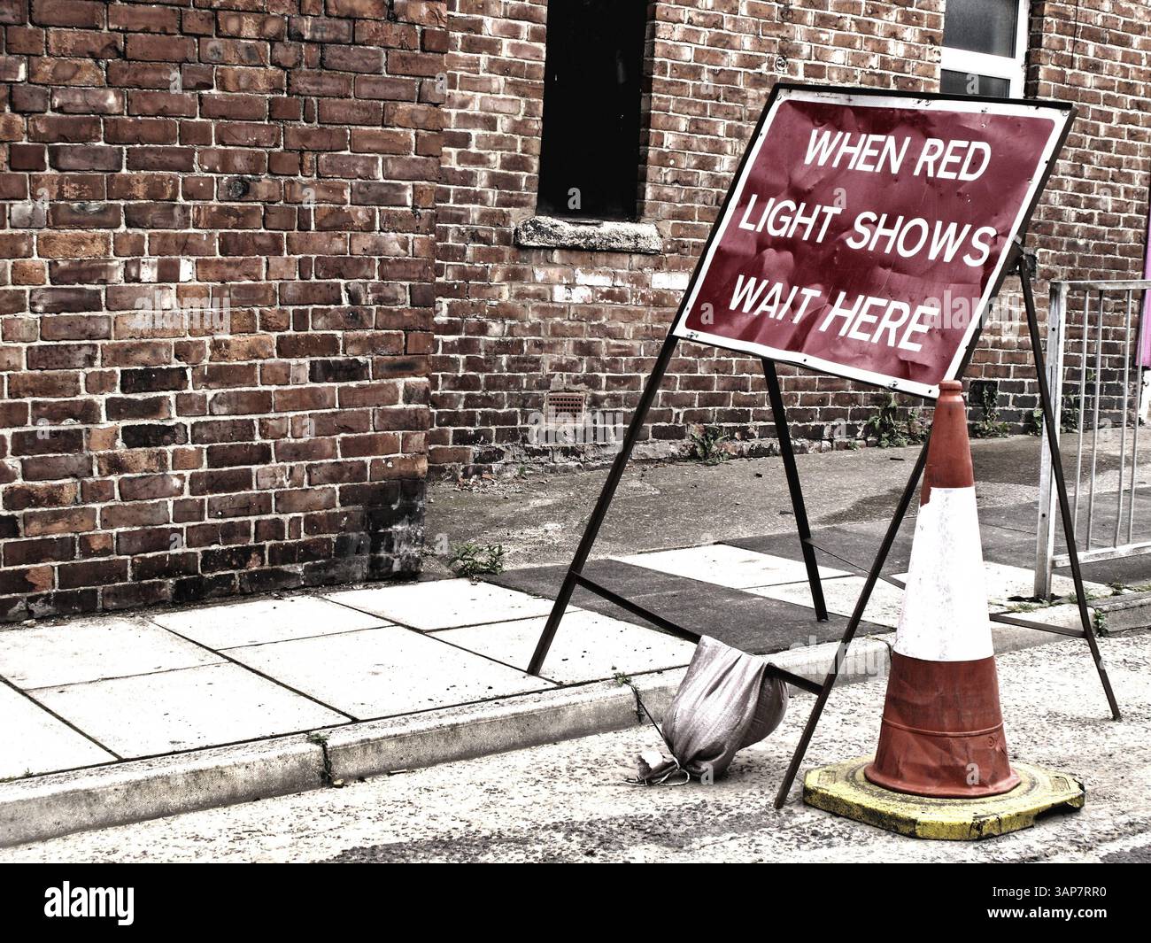 Construction site warning sign in front of a traffic light in Newcastle ...